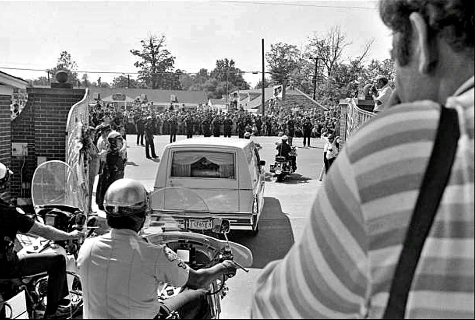 Jim Morrison’s Burial History: The Mystery, Myth & Legacy Beneath Paris ...